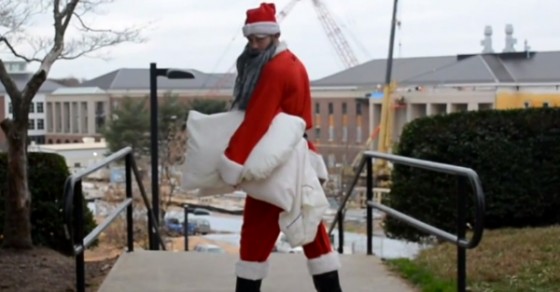 Watch Santa Pick Fights With Random Strangers - Sharedots