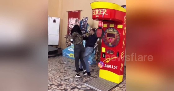 Epic fail: Boxing machine challenge goes spectacularly wrong - Sharedots