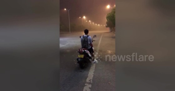 Strange phenomenon of localised rain filmed in southeastern China ...