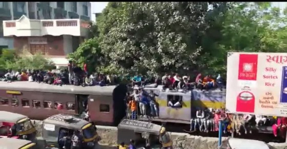 Indian pilgrims surf train in huge numbers en route to holy festival ...