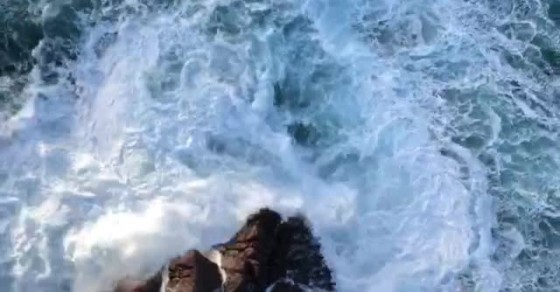 Rogue Wave hits Bishop Rock Lighthouse - Sharedots