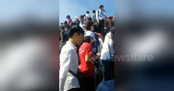 Human traffic jam on holy Vietnam mountain top during Lunar New Year ...