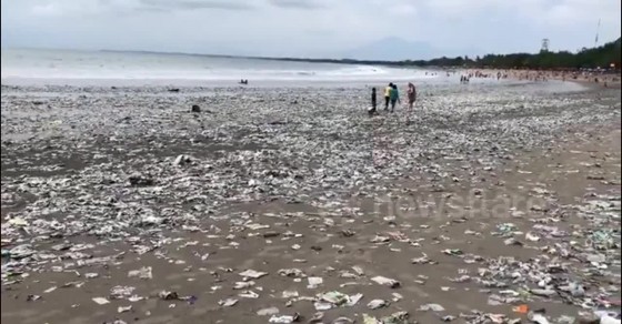 Shocking footage of Bali beach swamped by plastic waste - Sharedots