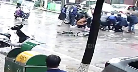 Good Samaritans in China lift car up together to save teen trapped ...