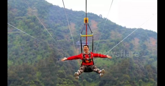 Tourists experience China's longest zip line in Guangdong - Sharedots