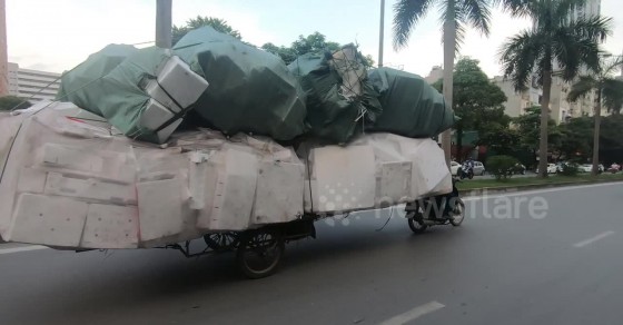 Ridiculously overloaded motorcycle cart carries 6m stack of foam boxes ...