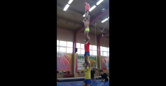 Amazing acrobats in Moscow create impressive human tower - Sharedots