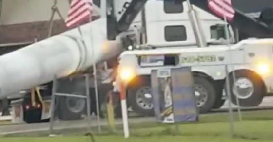 Semi-Trucks Loose Improperly Secured Load - Sharedots