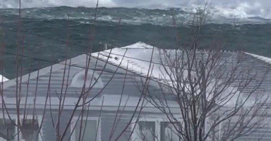 Massive Waves Crash Off Newfoundland Coast - Sharedots
