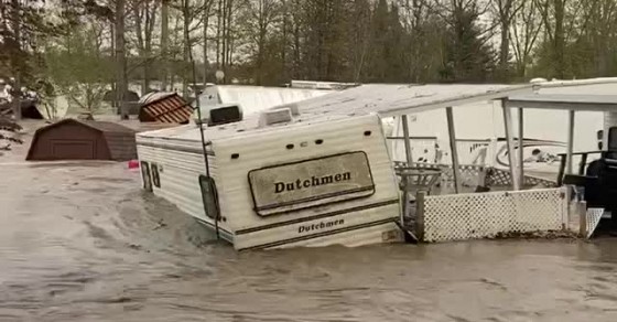 Trailer Floats Away in Flood - Sharedots