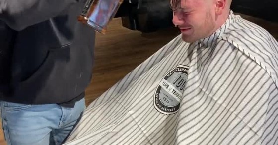 Barber Pulls Powdery Prank - Sharedots