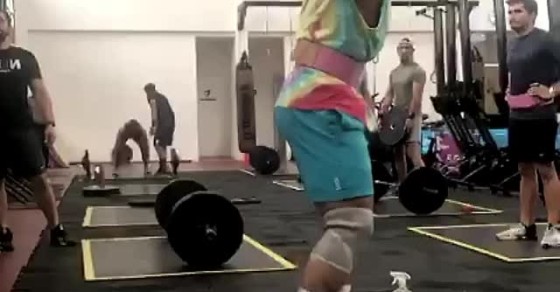 Man Lifts Huge Weight With One Arm - Sharedots