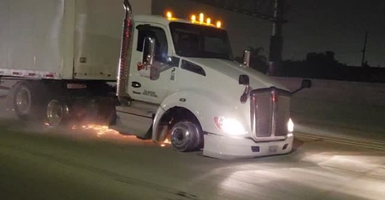 Big Rig Drives on Rims During Police Pursuit - Sharedots