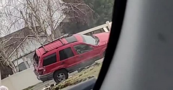 Jeep Cherokee Crashes Into Fence After Driving on Rim - Sharedots