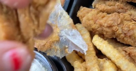 Mom is Served Fried Paper Instead of Fried Chicken - Sharedots