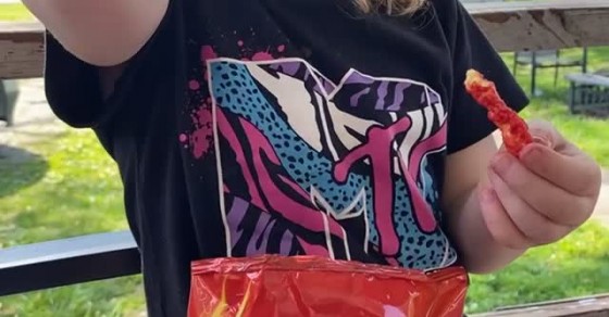 Grimacing Girl Says She Likes Spicy Cheetos - Sharedots