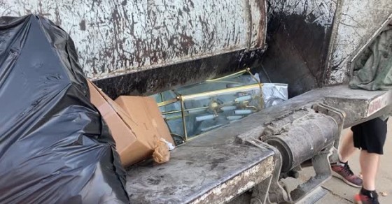 Garbage Truck Demonstrates Crushing Power - Sharedots