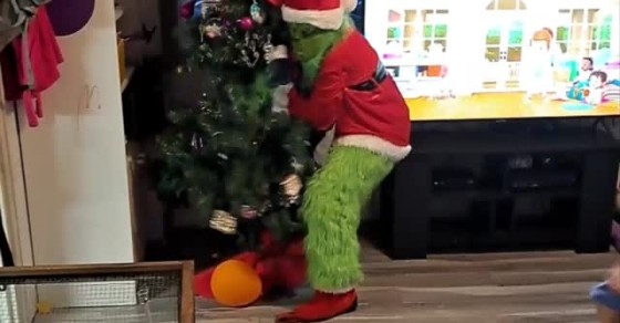 The Grinch Steals a Christmas Tree - Sharedots