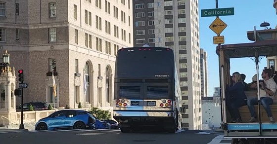 Bus Gets Stuck on Hilltop in San Francisco - Sharedots