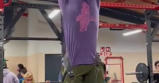 Man Loses Pants Doing Pull Ups at The Gym - Sharedots