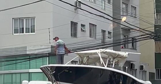 Boat Gets Caught On Power Lines - Sharedots