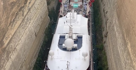 Cruise Ship Threads The Needle - Sharedots