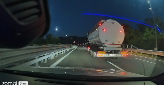 Truck Driver Nearly Crushes While Avoiding Incoming Car - Sharedots
