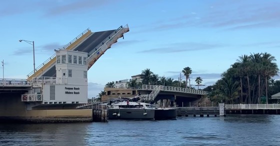 Yacht Breaks Its Mast Against a Raised Drawbridge - Sharedots