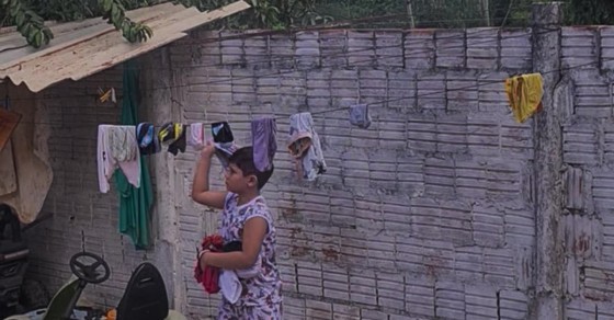 Laundry Falls Off Clothesline - Sharedots