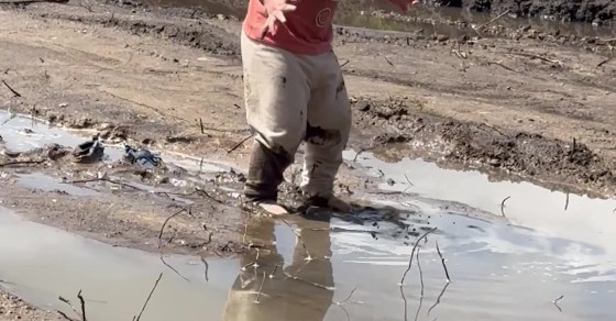 Son Gets Stuck Sinking In Mud - Sharedots