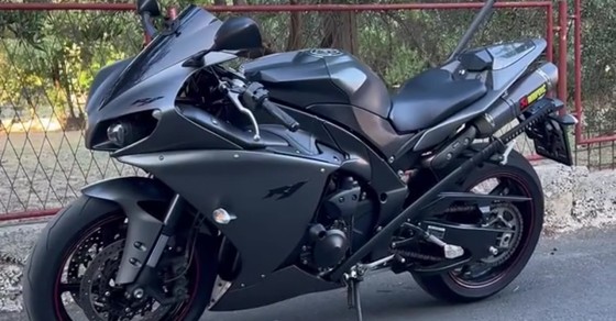 Yamaha R1 with Katana sword - Sharedots
