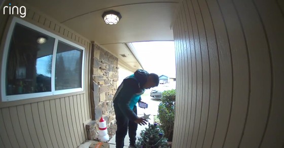 Thoughtful Delivery Driver Fixes Christmas Decorations - Sharedots