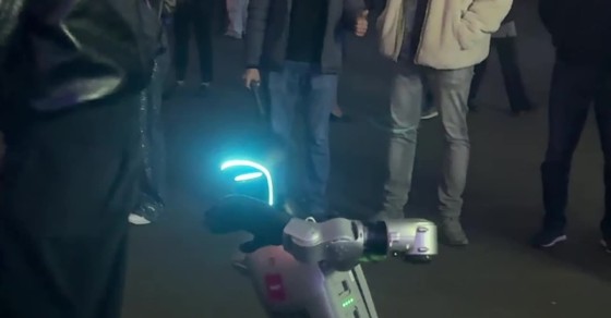 Dancing Robot Slaps Guy - Sharedots