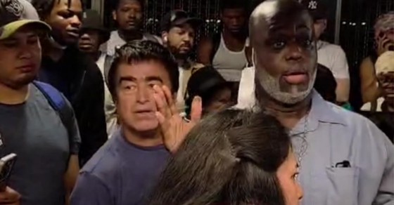 Little Girl Gets Her Hand Stuck In NYC Subway Door - Sharedots